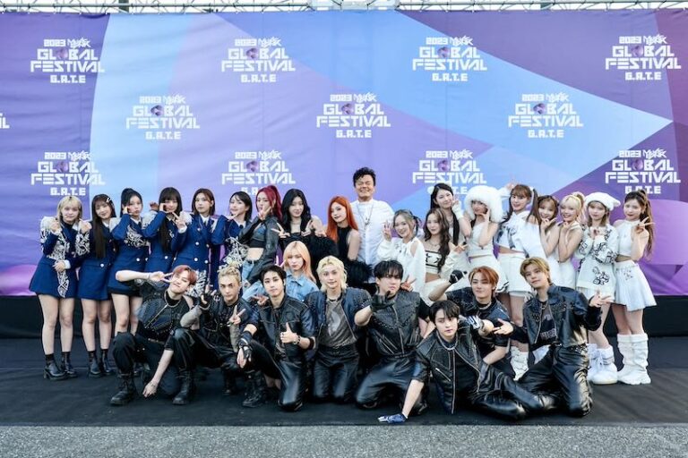 JYP所属グループ集合写真公開！J.Y.Park、Stray Kids, ITZY, NMIXX, NiziUが記念撮影 | K-POP GUIDE